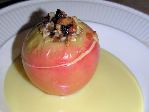 Warme appels op een spiegel van gele vla | Marionsrecepten.nl